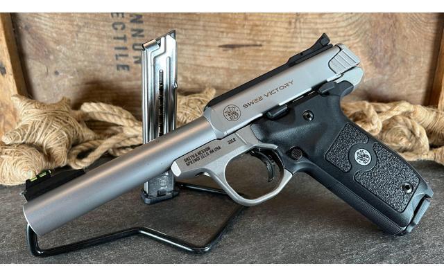 Pre-owned Smith & Wesson SW22 Victory .22lr In Hard Case - harveysauctions.com