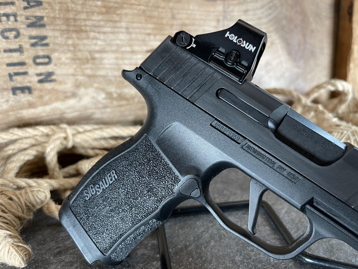 Sig Sauer P365 XL 3.7" 9mm w/ Holosun Red Dot, in original case - Pre ...