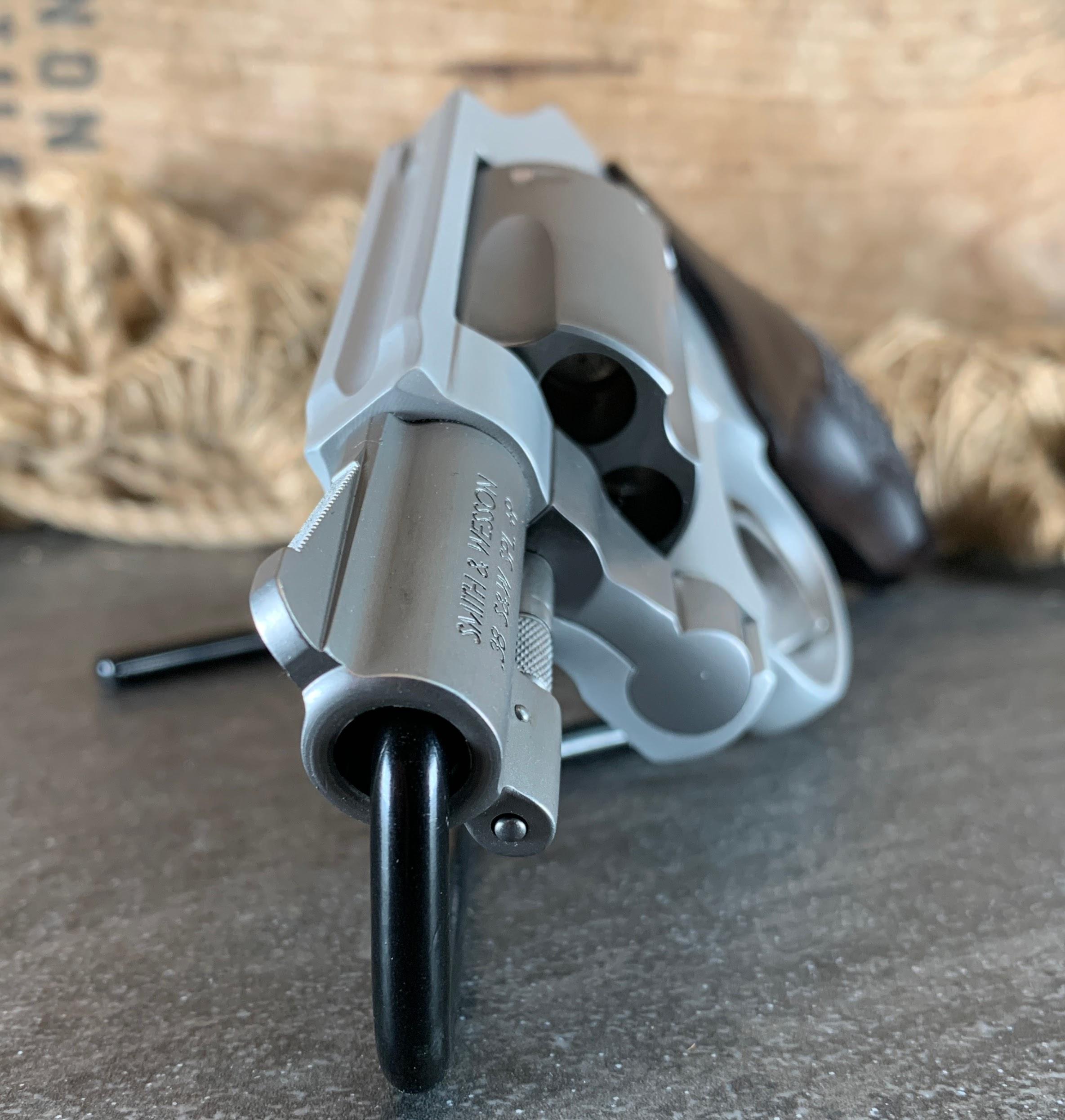 New Smith & Wesson 642 Deluxe .38Spl Crocodile Grips - harveysauctions.com