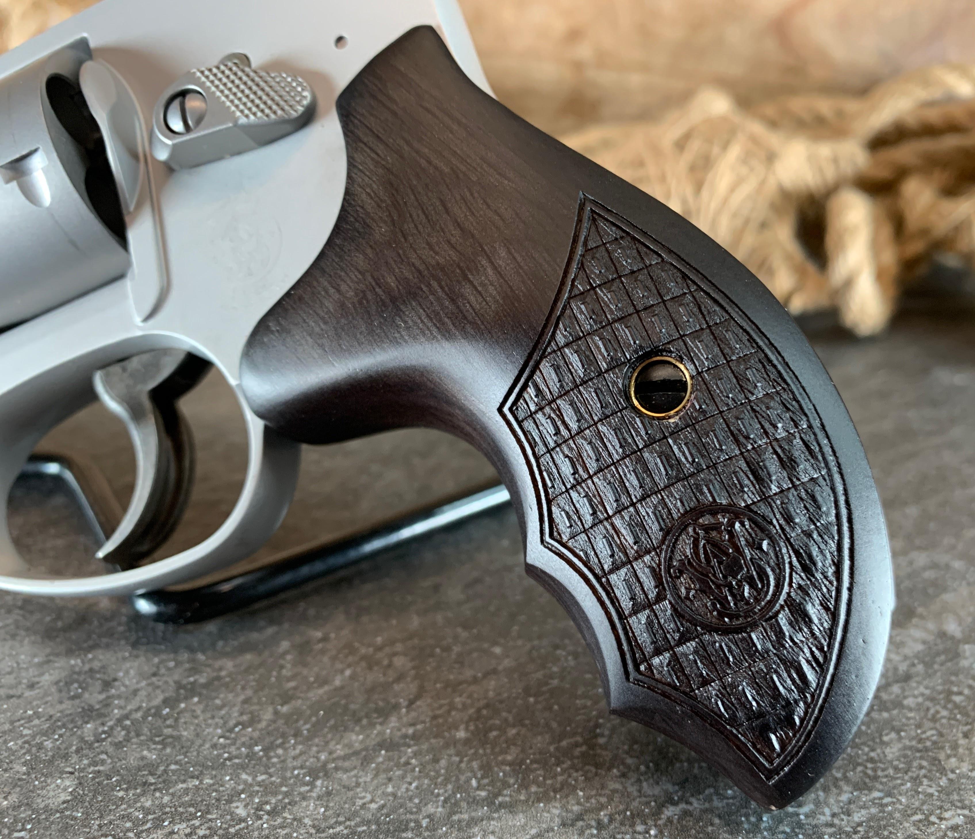 New Smith & Wesson 642 Deluxe .38Spl Crocodile Grips - harveysauctions.com