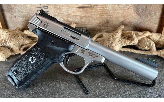 Pre-owned Smith & Wesson SW22 Victory .22lr In Hard Case - harveysauctions.com