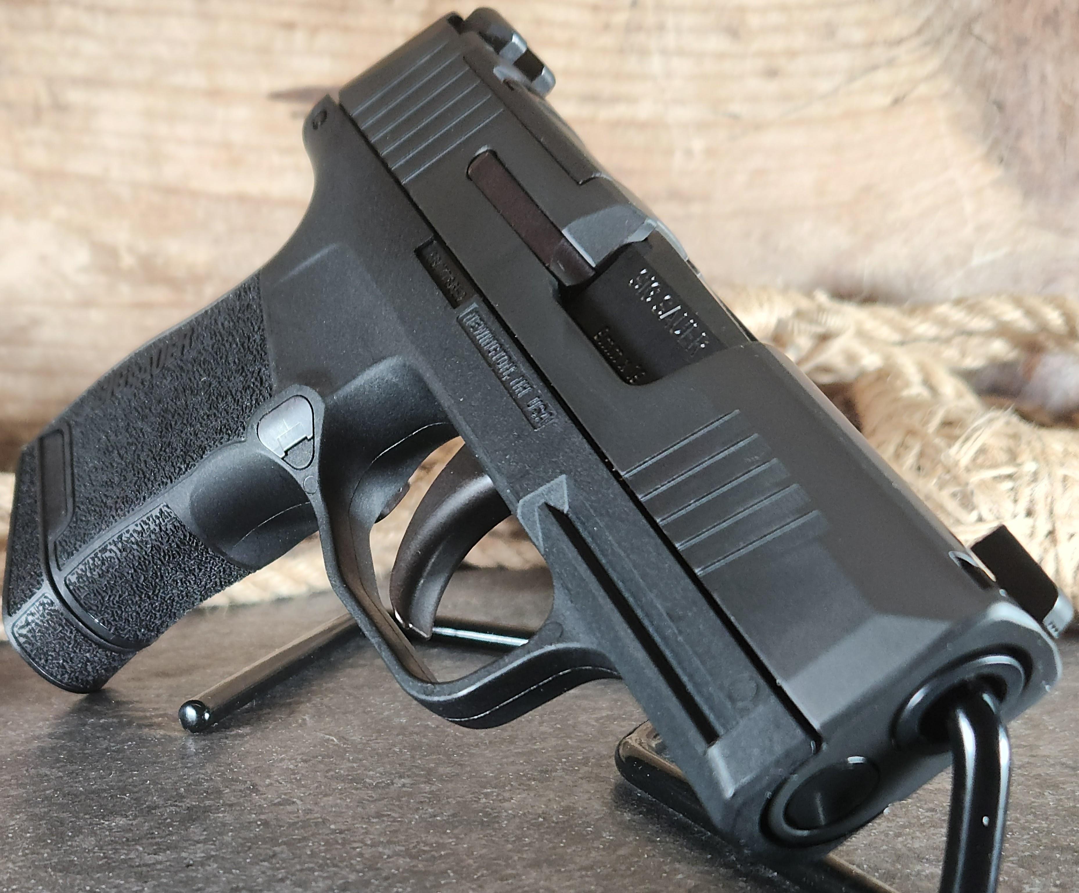 Pre-owned Sig Sauer P365 9mm in Original Hard Case - harveysauctions.com