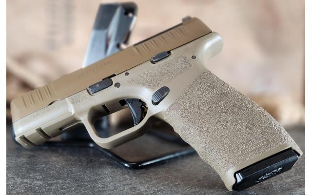 Pre-owned Springfield Hellcat 9mm in Original Box - harveysauctions.com