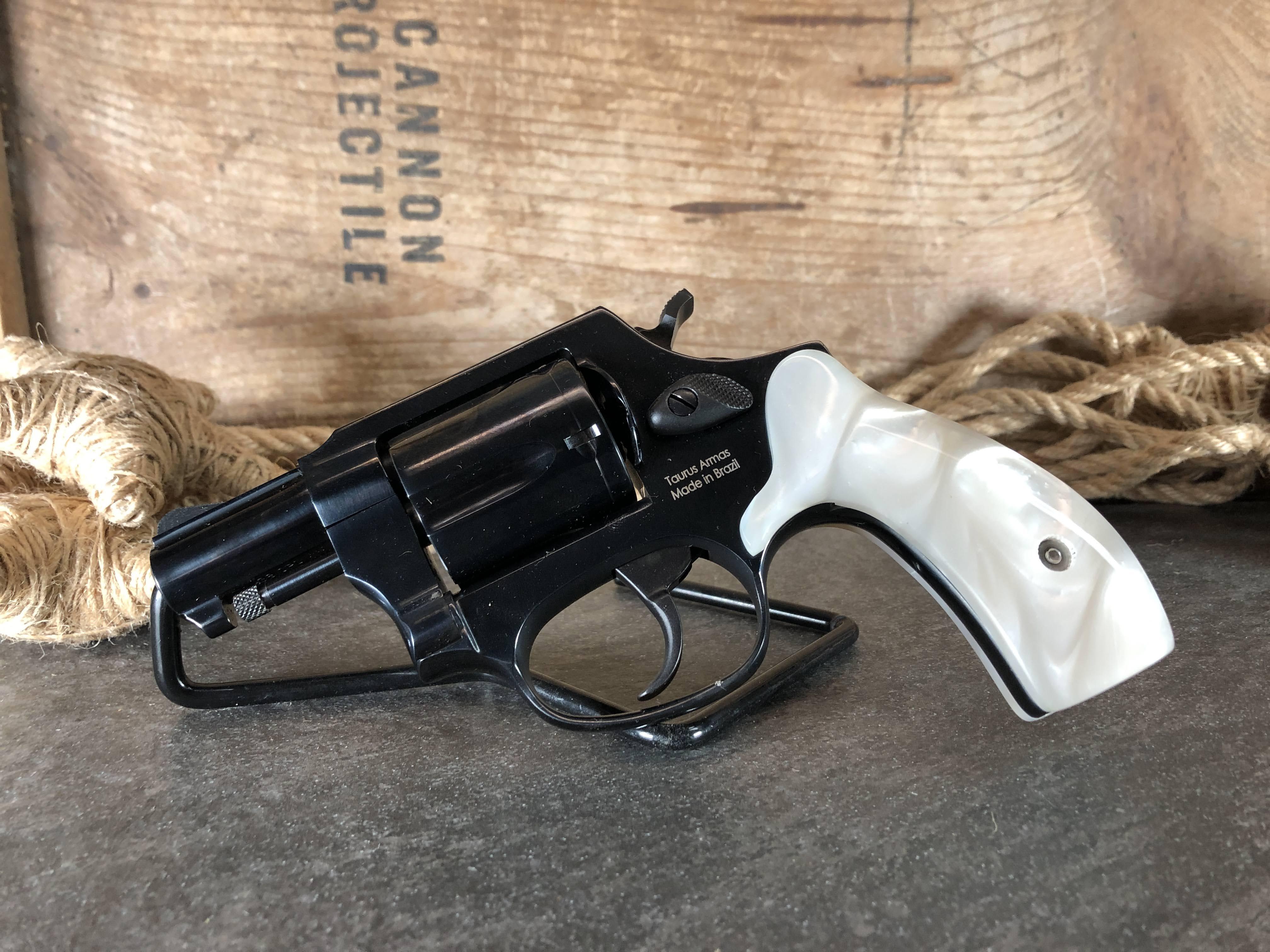 New Heritage Roscoe .38spl Pearl - harveysauctions.com
