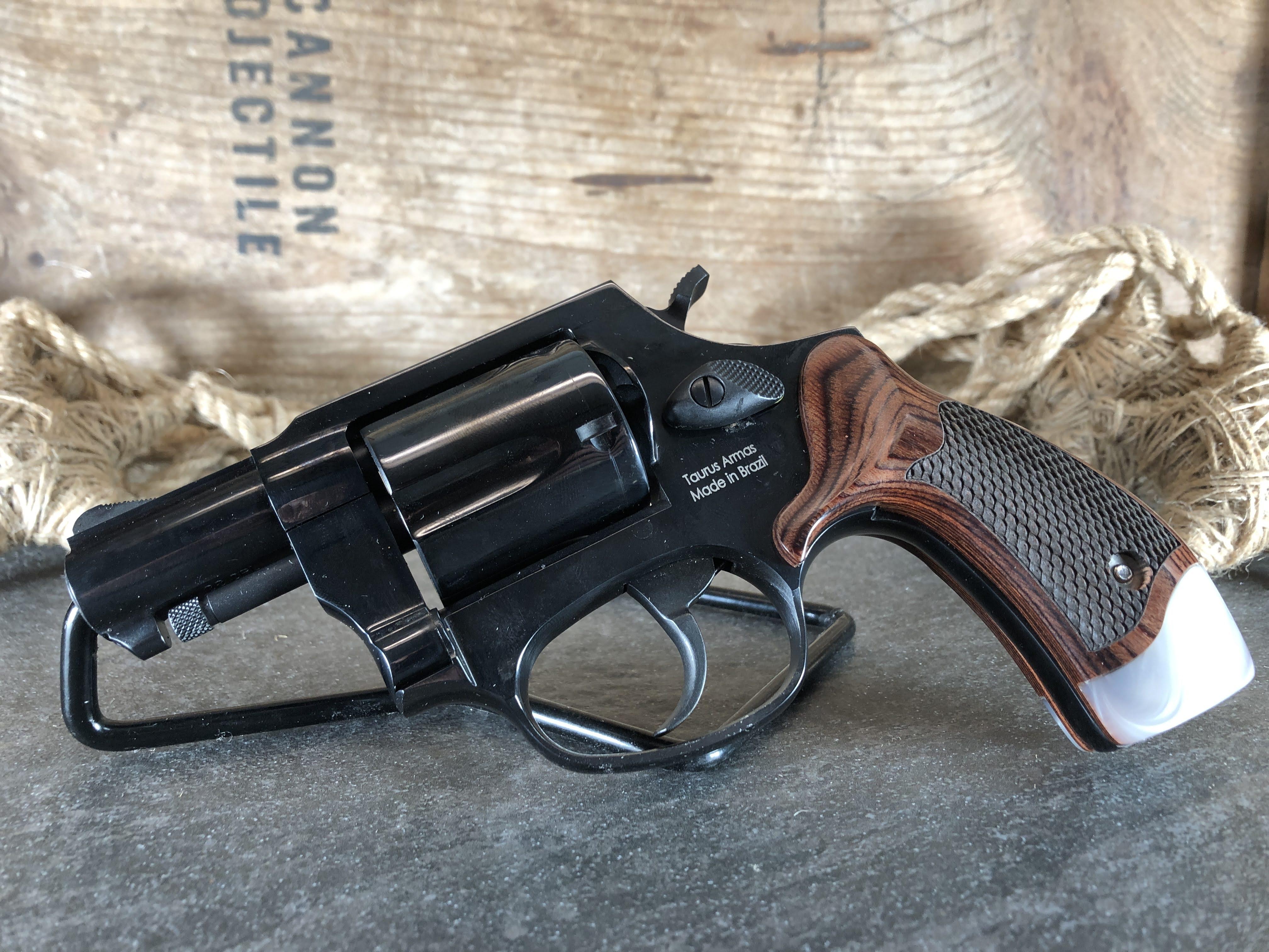 New Heritage Roscoe .38spl Rosewood & Pearl - harveysauctions.com