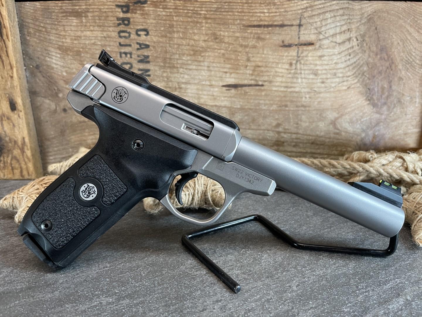 Smith & Wesson SW22 Victory 5.5" .22LR, in original box - Pre-Owned - harveysauctions.com
