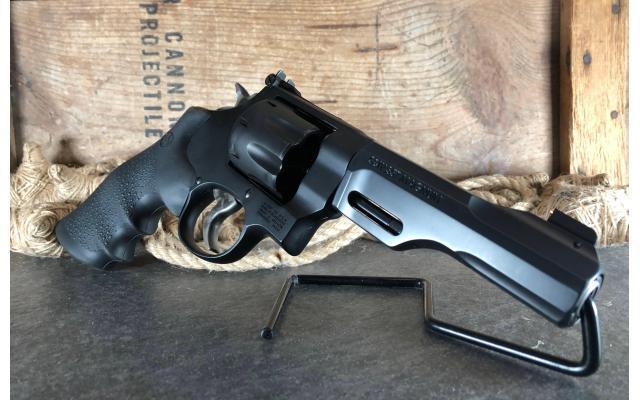 New Smith & Wesson 327 R8 .357mag - harveysauctions.com