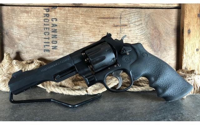 New Smith & Wesson 327 R8 .357mag - harveysauctions.com