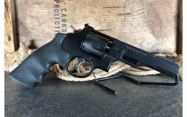 New Smith & Wesson 327 R8 .357Mag - harveysauctions.com