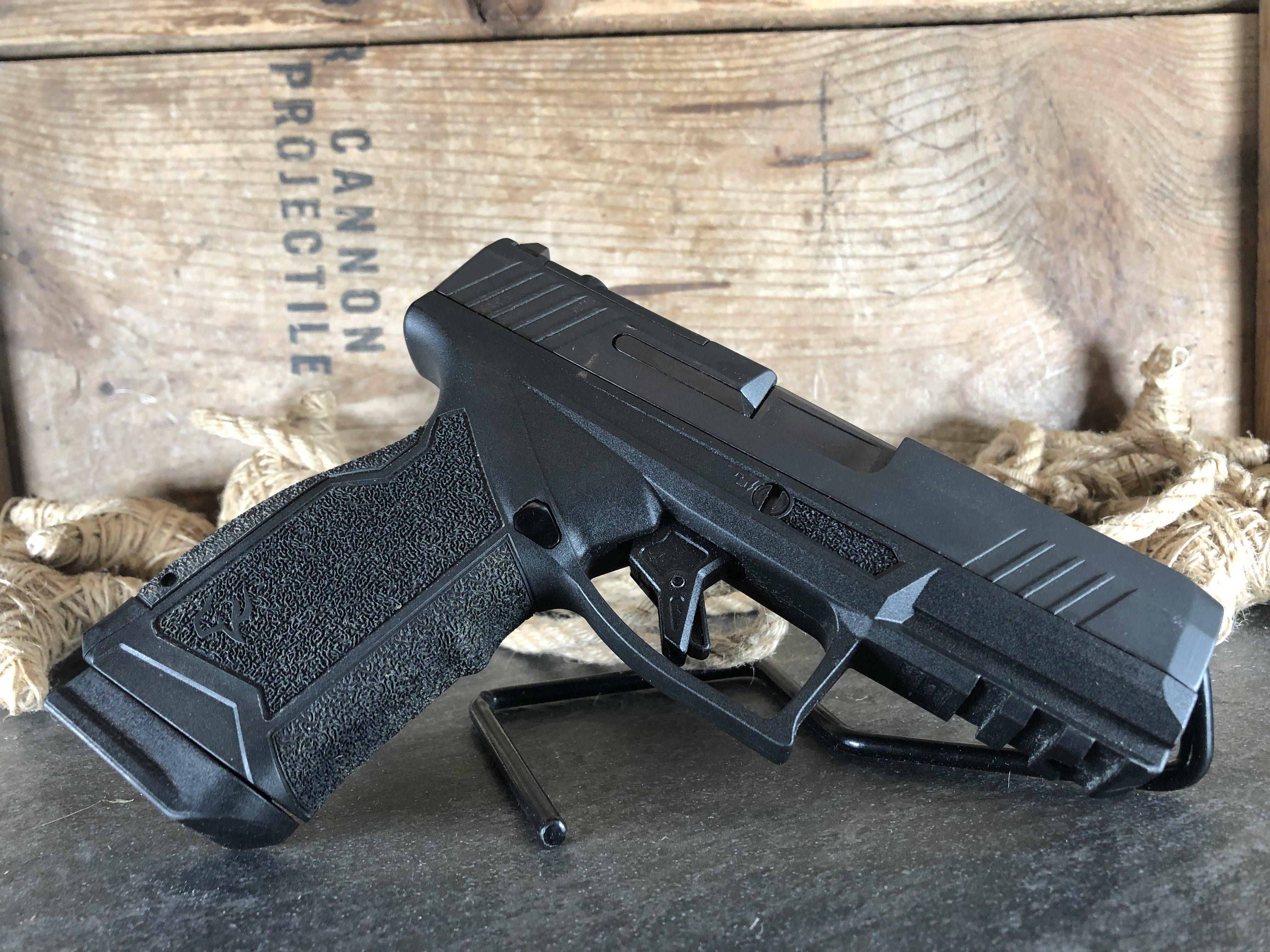 Pre-owned Taurus GX4 Carry 9mm In Hard Case - harveysauctions.com