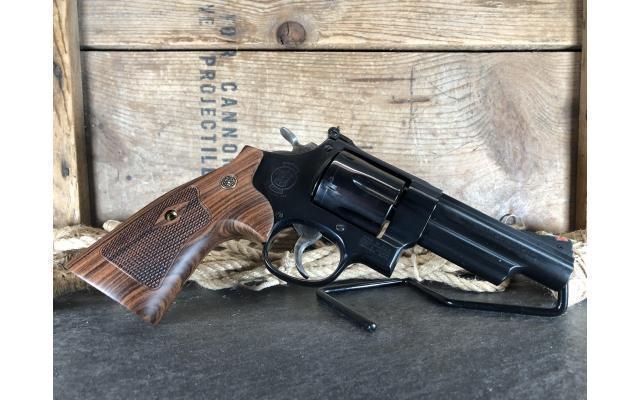 New Smith & Wesson 29-10 Classic .44Mag - harveysauctions.com
