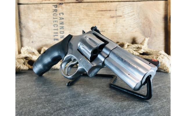 New Smith & Wesson 686-6 Plus .357Mag - harveysauctions.com
