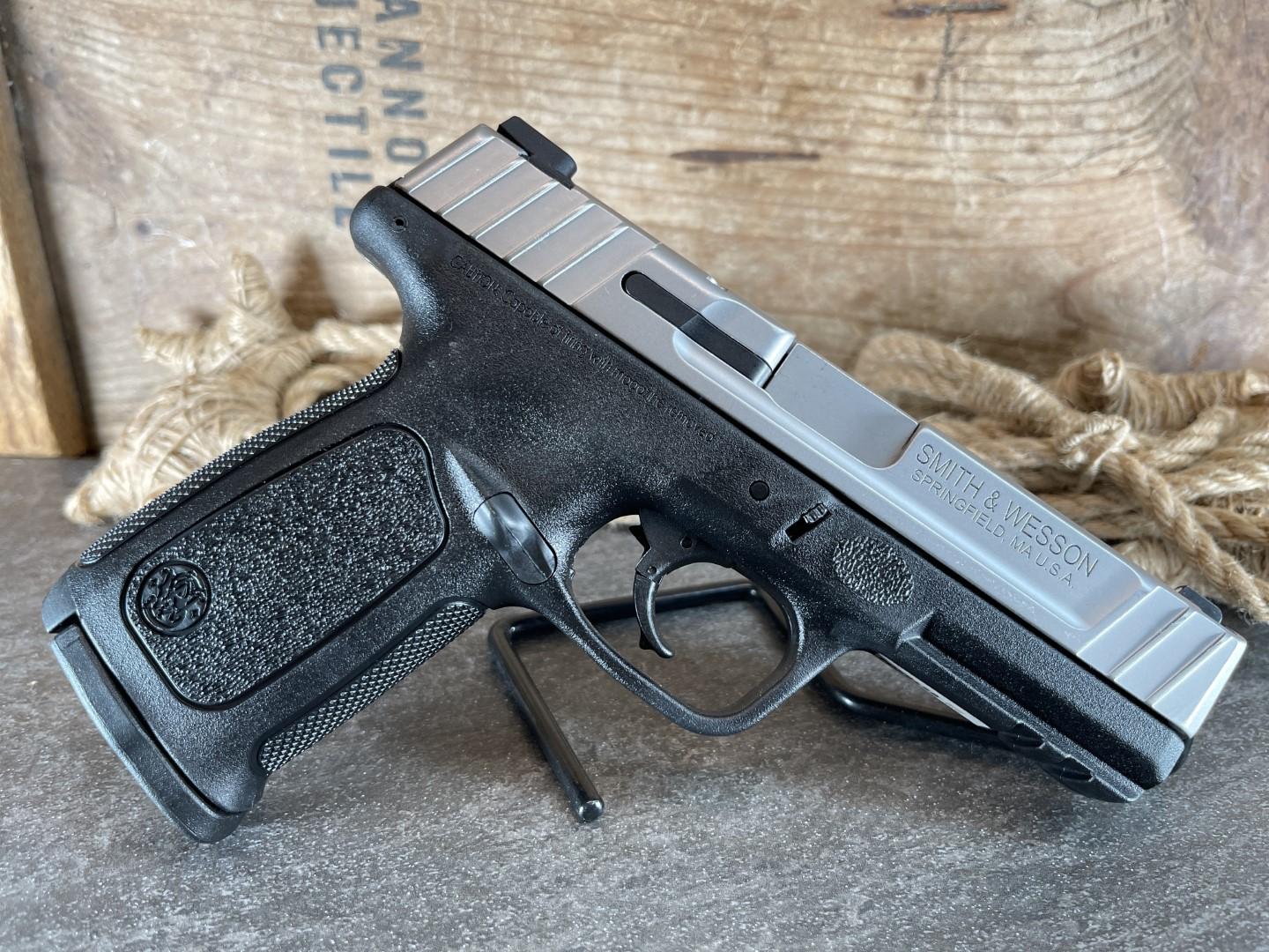 Smith & Wesson SD40VE 4" .40S&W w/ Crimson Trace Tactical Light - NEW ...